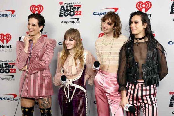 Victoria De Angelis, assolo di bellezza | Lo scatto senza veli in vasca ...