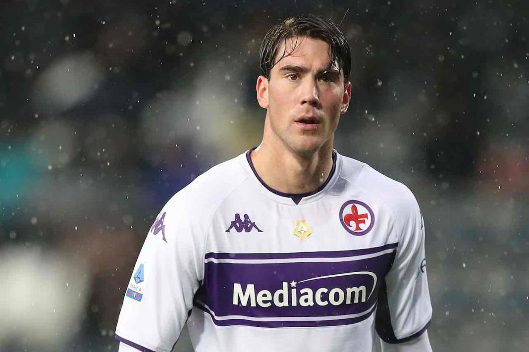 Vlahovic è a Torino: visite mediche e firma con la Juve | FOTO