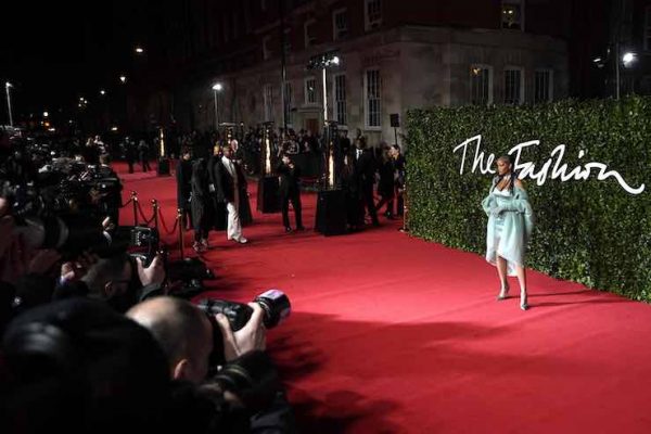 Paris Fashion Week, Rihanna incanta: la celebre popstar si "spoglia ...