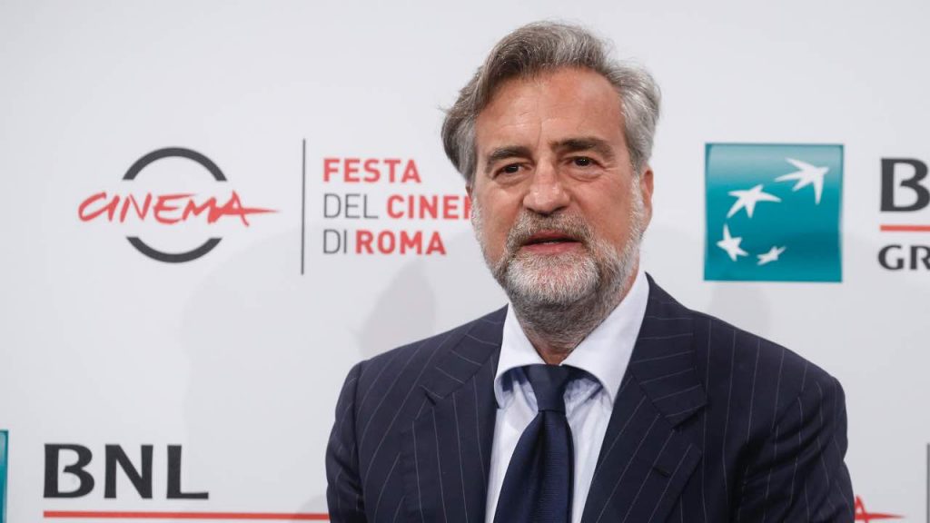 Max Tortora scambiato per europarlamentare | La somiglianza è ...