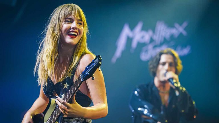 Victoria De Angelis, l'omaggio al Moulin Rouge incanta Parigi | Cosa ha ...